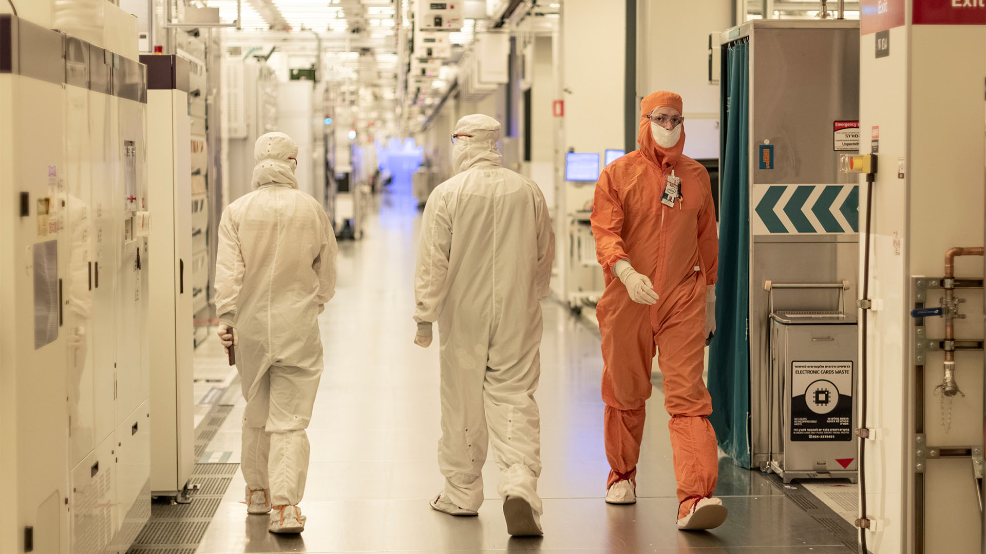 Robots ferry wafers above your head – inside an Intel CPU factory